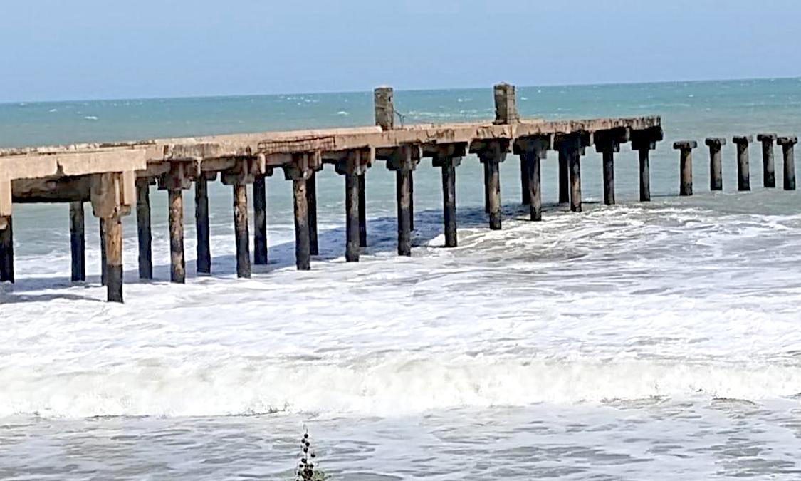 குளச்சலில் கடல் சீற்றம்- சரிந்து விழுந்த துறைமுக பால தூண்கள் | sea ...