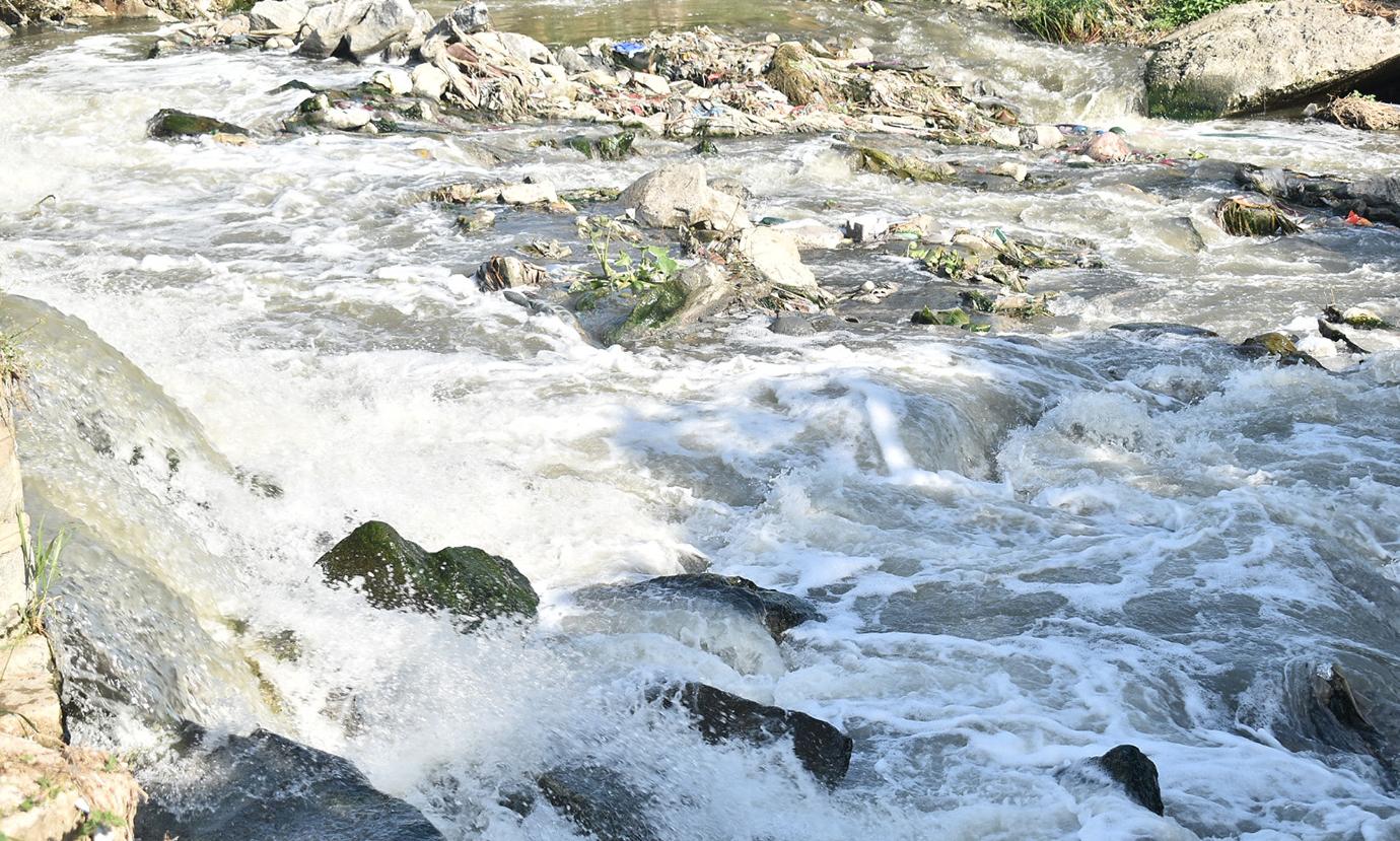 ஈரோடு பிச்சைக்காரன் பள்ளம் ஓடையில் நுரையுடன் சாயக்கழிவு நீர் ...