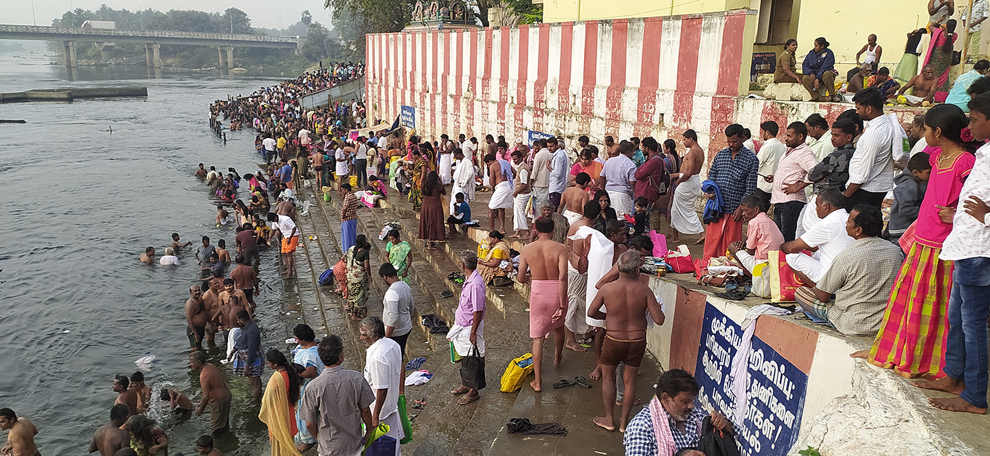 தை அமாவாசை: பவானி கூடுதுறையில் புனித நீராடி தர்ப்பணம் கொடுத்த ...