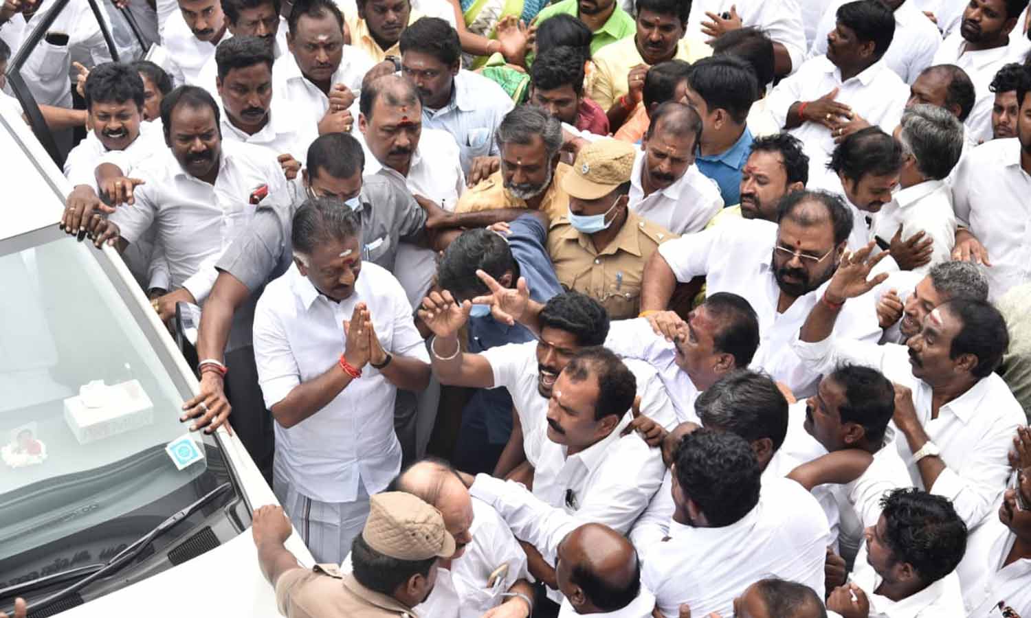 அ.தி.மு.க. தலைமை கழகத்தில் தொண்டர்கள் மோதல்- எடப்பாடி பழனிசாமி ...