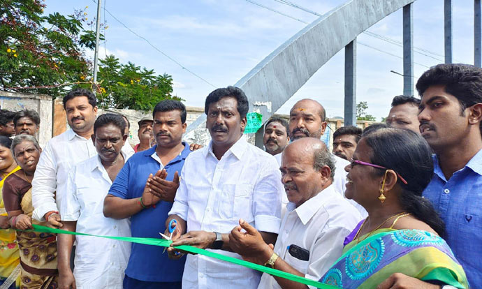 ரெயில்வே மேம்பாலத்தை அ.தி.மு.க.வினர் ரிப்பன் வெட்டி திறந்ததால் பரபரப்பு ...