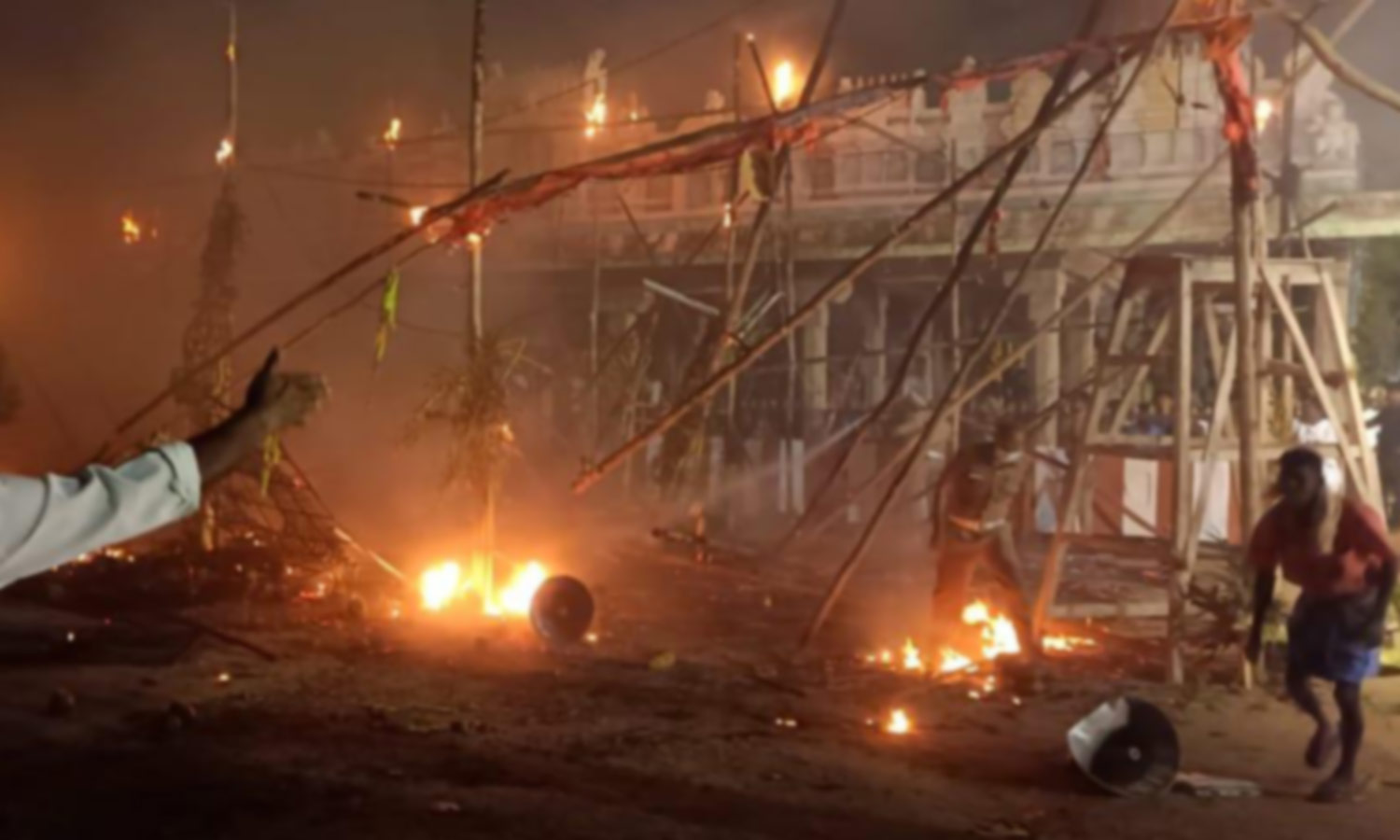 வாசுதேவநல்லூர் கோவில் தேரோட்டத்தின்போது பட்டாசு வெடித்ததில் அலங்கார ...