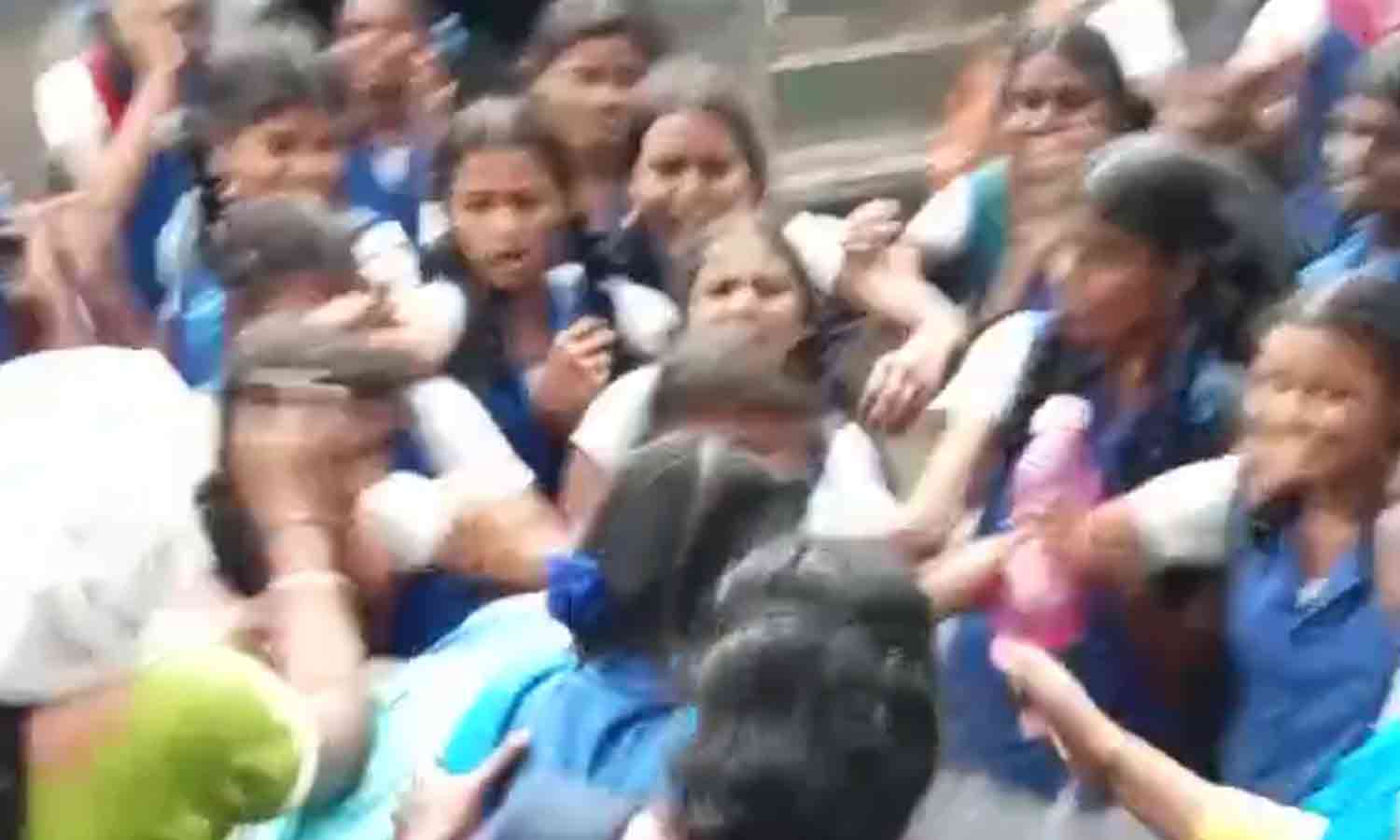 பாளை பஸ் நிலையத்தில் பள்ளி மாணவிகள் மோதல்: வைரலாகும் வீடியோ காரணம் என்ன ...