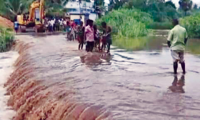 ஆம்பூர் அருகே கானாற்றில் திடீர் வெள்ளத்தால் அடித்து செல்லப்பட்ட ...