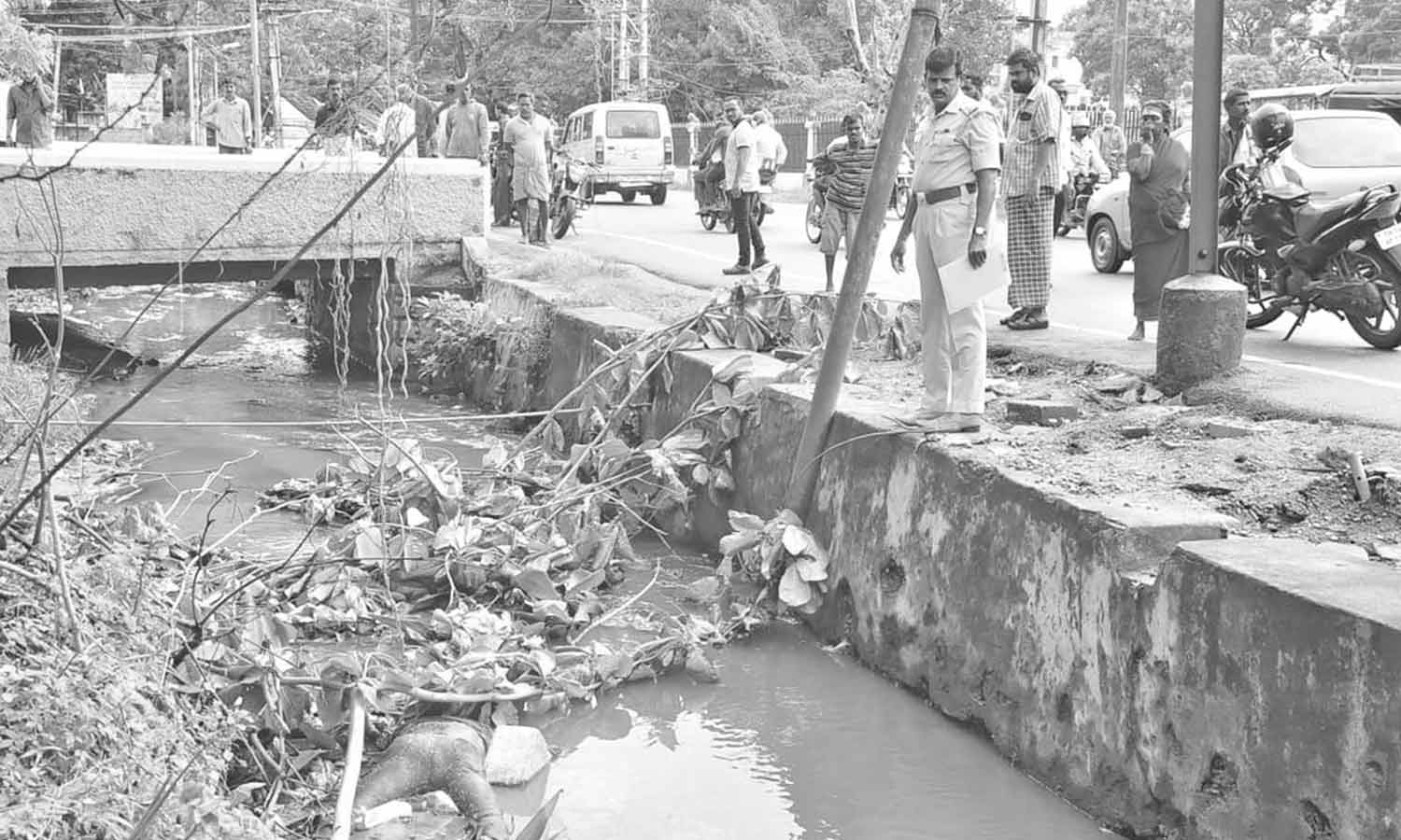 நாகர்கோவிலில் கழிவு நீர் ஓடையில் பிணமாக மிதந்த தொழிலாளி | worker dead ...