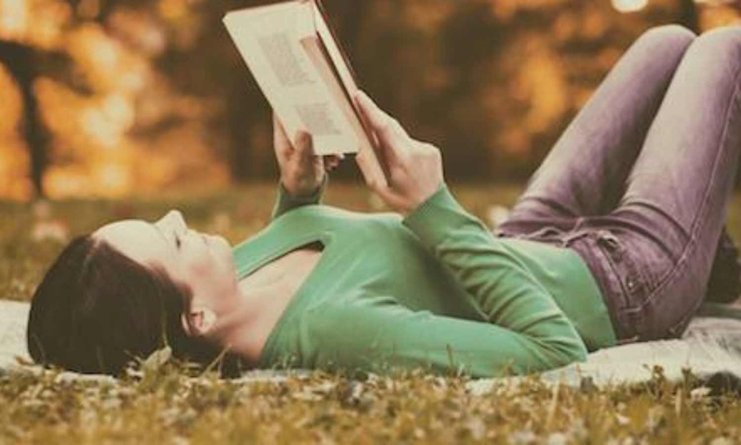 பெண்களின் புத்தகம் படிக்கும்போது உட்காரும் முறைகள் | Ways to sit while ...