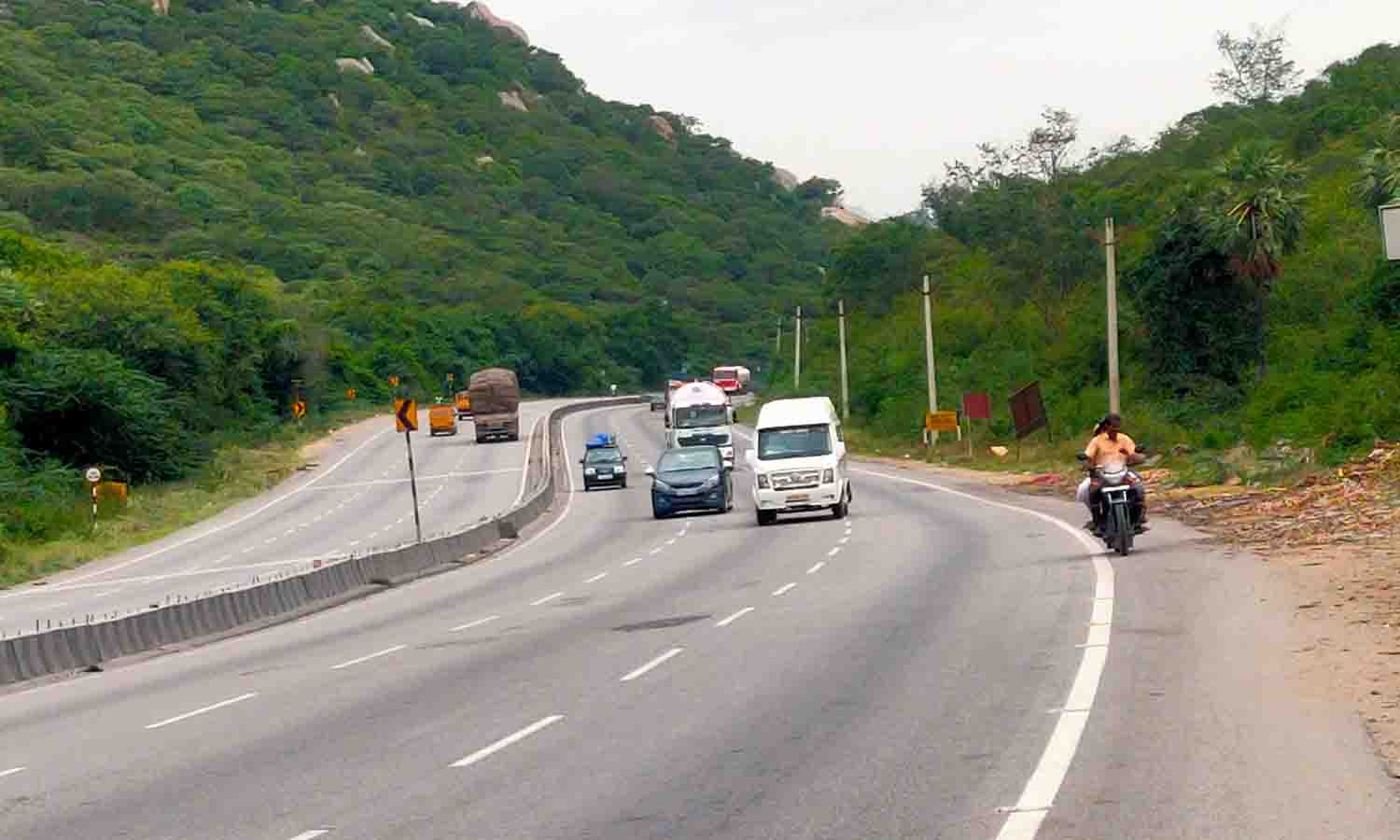 மேலுமலை தேசிய நெடுஞ்சாலையில் இரவு நேரங்களில் வாகன ஓட்டிகள் இருளில் தத்தளிப்பு -மின் விளக்குகள் ...