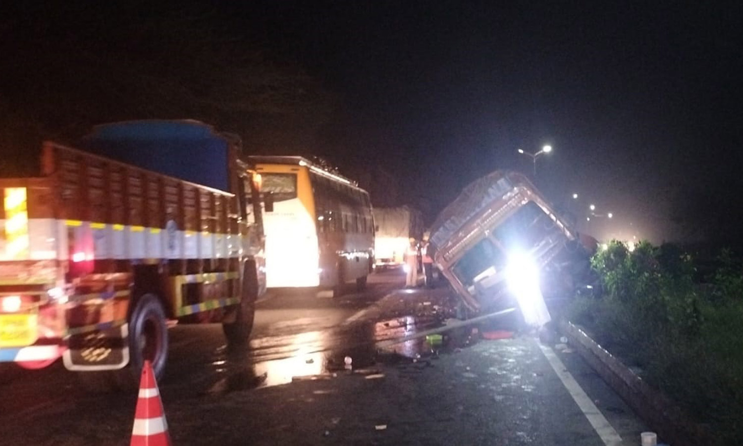 தொப்பூர் அருகே அடுத்தடுத்து நான்கு வாகனங்கள் மோதல்- லாரி டிரைவர் ...