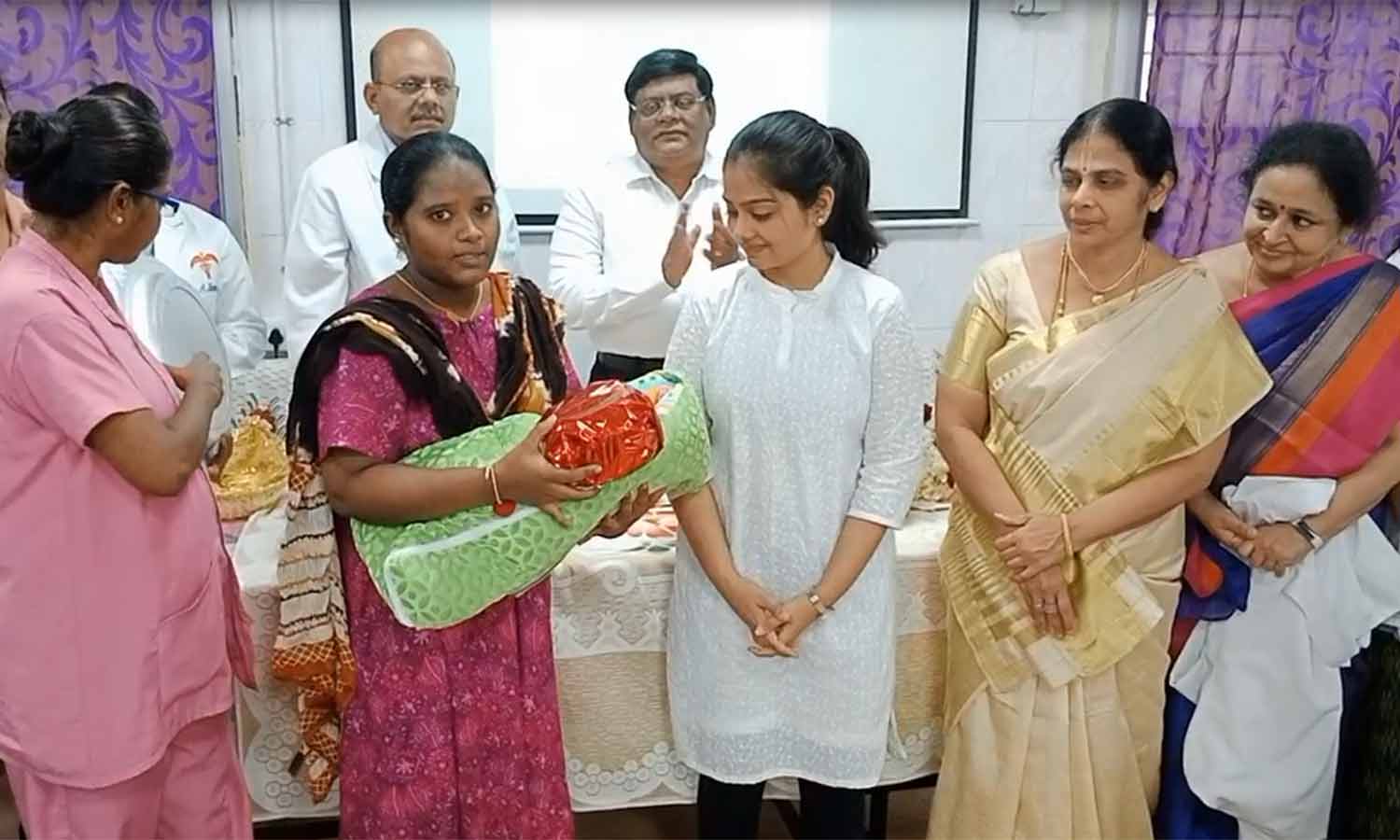 ஒரே பிரசவத்தில் எடை குறைவாக பிறந்த 3 குழந்தைகள்.. இரண்டு வார ...