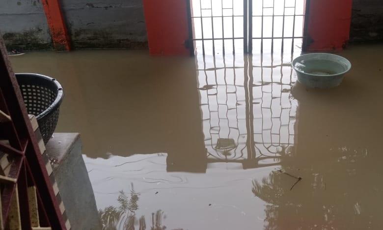 வெள்ளத்தில் மிதக்கும் சீர்காழி- தெருவில் 2 அடி உயரத்துக்கு ஓடும் ...