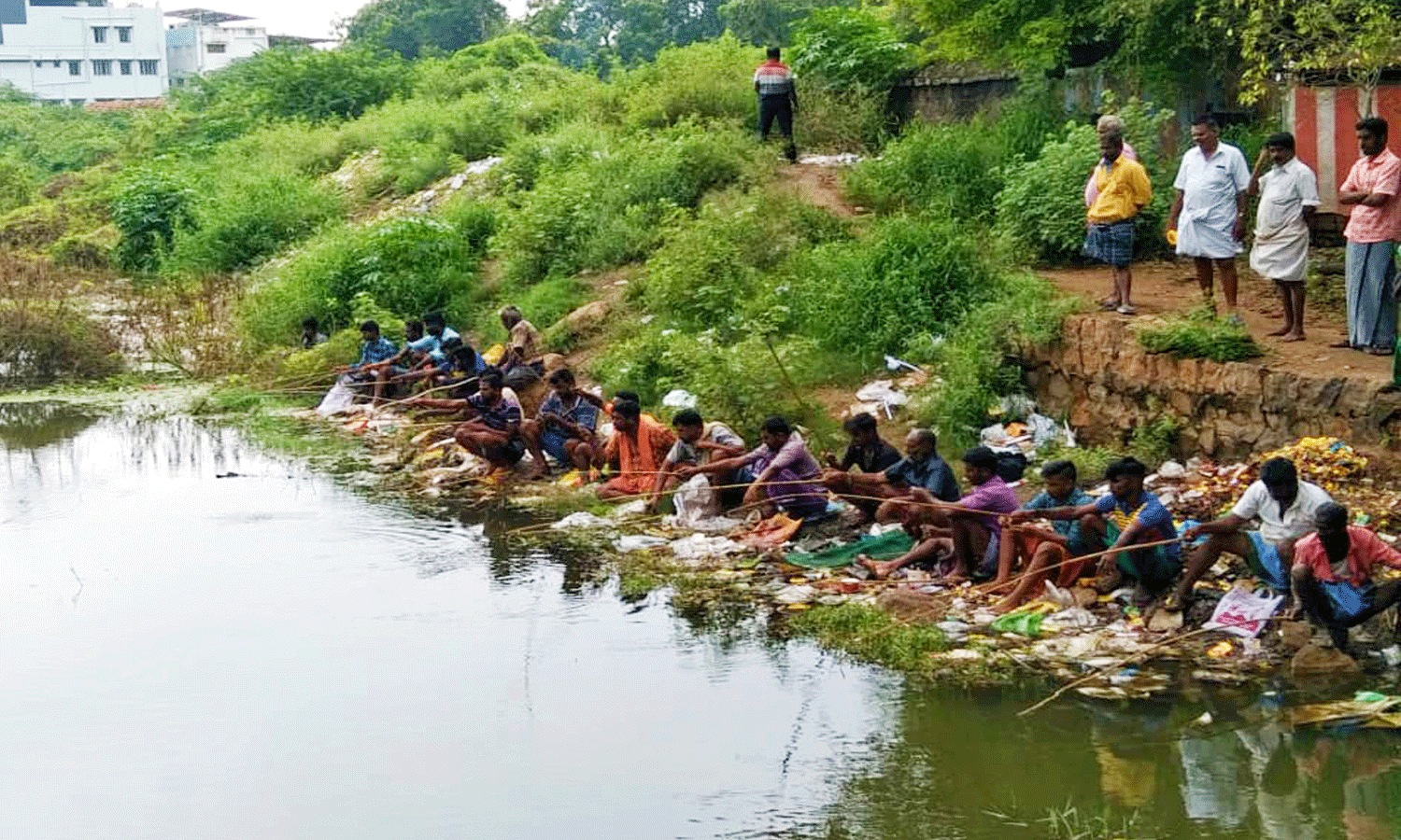 தொடர்மழையால் நிரம்பிய நிலக்கோட்டை கொங்கர்குளம் கண்மாயில் மீன் ...