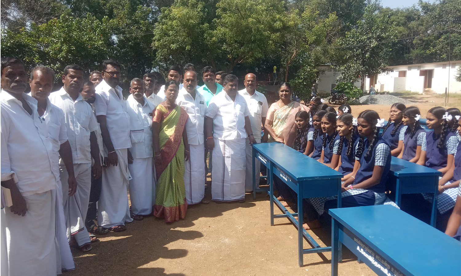 கடத்தூர் அரசு பெண்கள் பள்ளிக்கு இலவச மேஜை, நாற்காலிகள் வழங்கும் ...