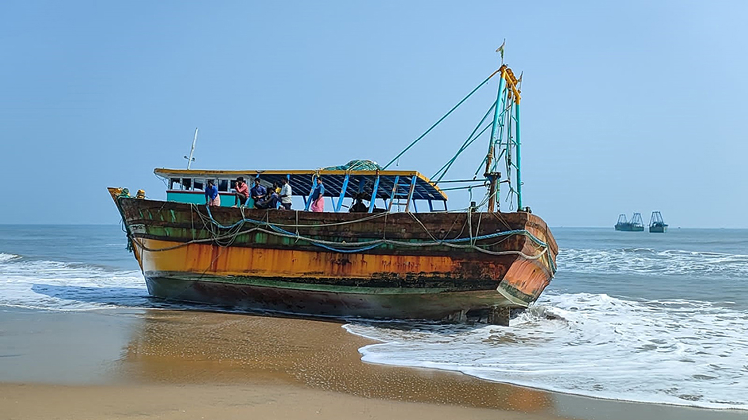 காரைக்கால் துறைமுகத்தில் ரூ.50 லட்சம் மதிப்பிலான விசைப்படகு கரைதட்டி ...