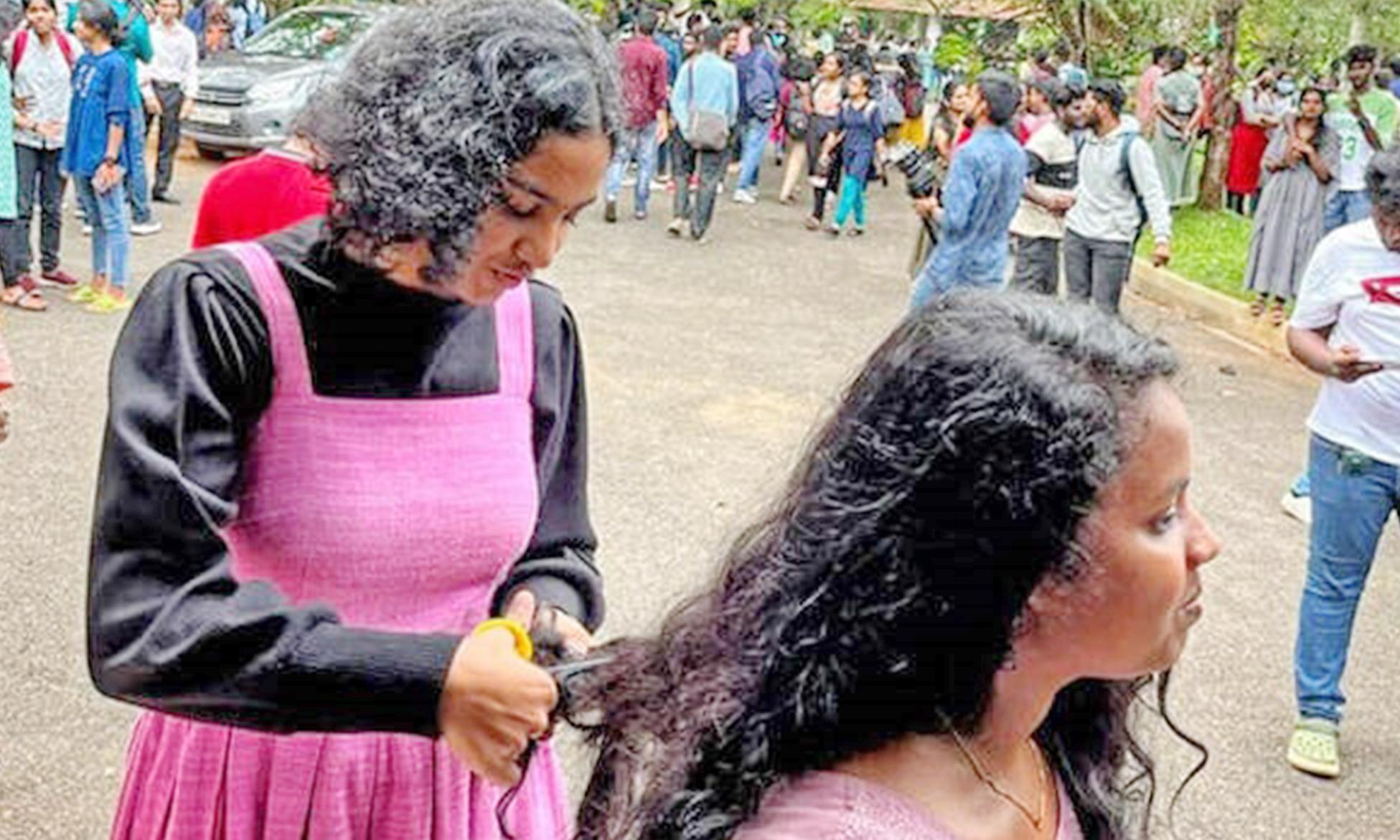 கேரளாவில் கல்லூரி மாணவிகள் முடிகளை வெட்டி நூதன போராட்டம் | Tamil News ...