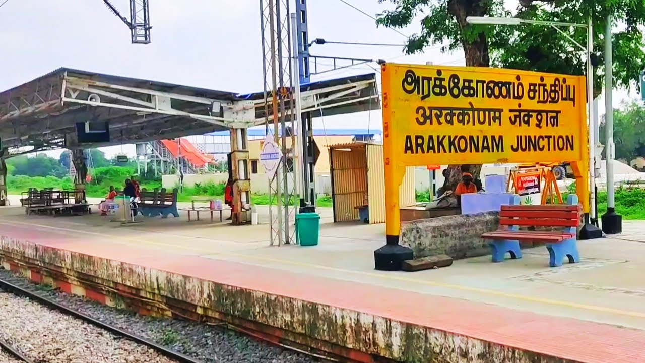 அரக்கோணம் ரெயில் நிலையத்தில் காட்சி பொருளான நகரும் படிக்கட்டுகள் ...