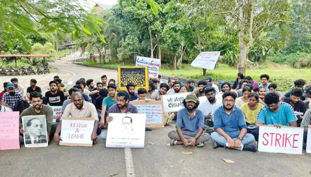 கேரளாவில் அரசு கல்லூரியில் சாதி பாகுபாட்டை கண்டித்து மாணவர்கள் திடீர் ...