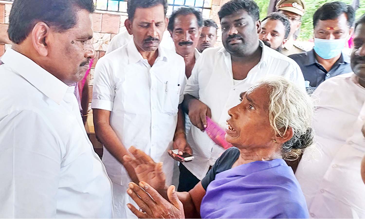 மூதாட்டியின் கோரிக்கையை ஏற்று கிராமத்தில், பகுதி நேர ரேஷன் கடை அமைக்க ...