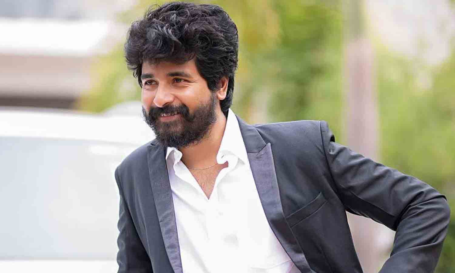 கோவிலில் குடும்பத்தினருடன் சாமி தரிசனம் செய்த சிவகார்த்திகேயன் | Tamil ...