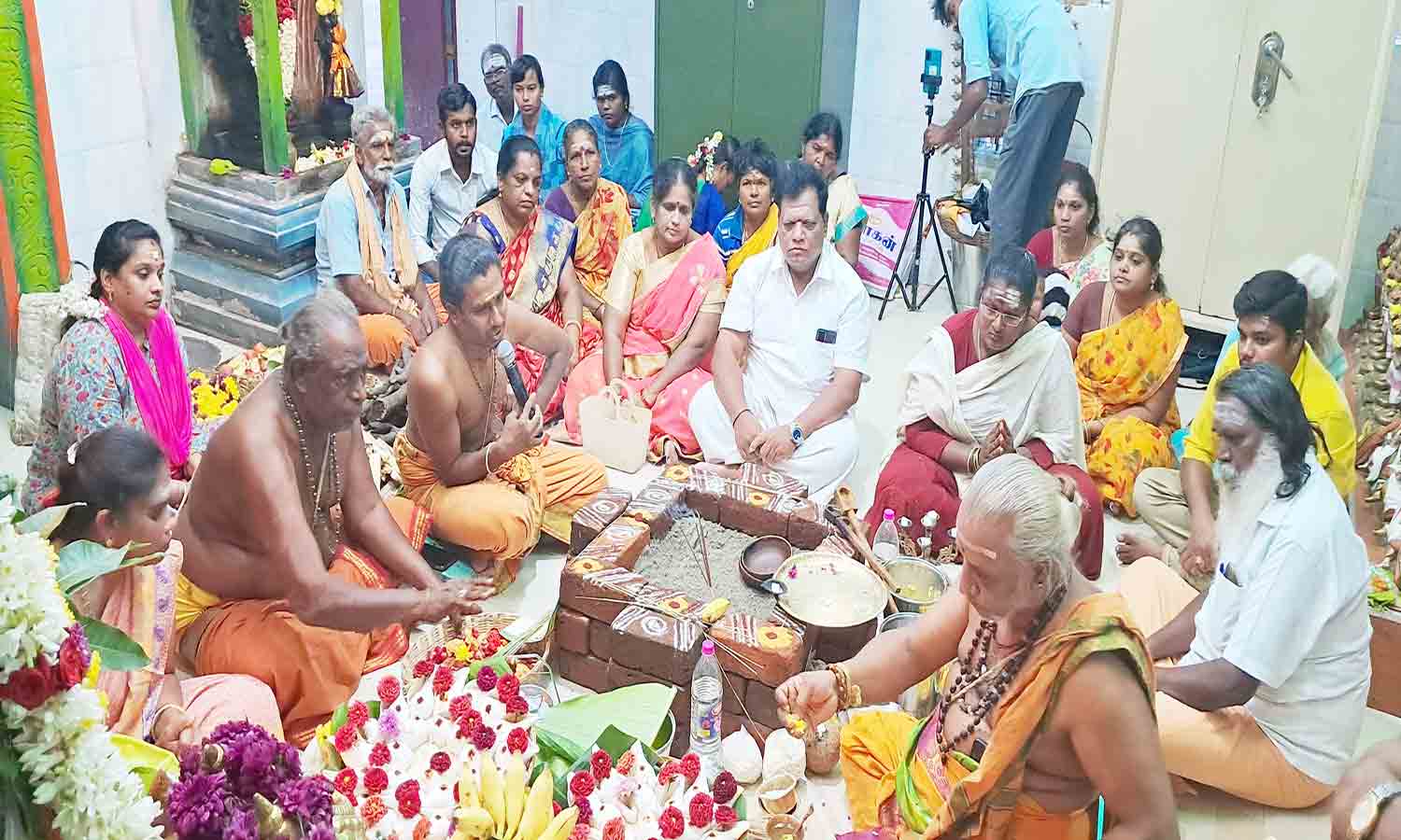வேலூர் அடுத்த லட்சுமிபுரம் கைலாயநாதர் கோவிலில் 1008 சகஸ்ர தீபம் ஏற்றி ...
