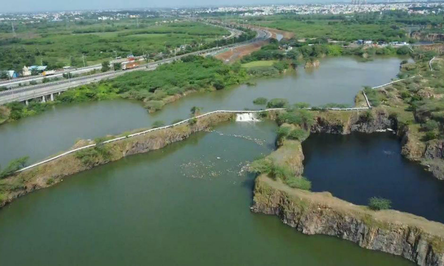 சிக்கராயபுரத்தில் 3 கல்குவாரிகள் மழைநீரால் முழுவதும் நிரம்பியது | 3 ...