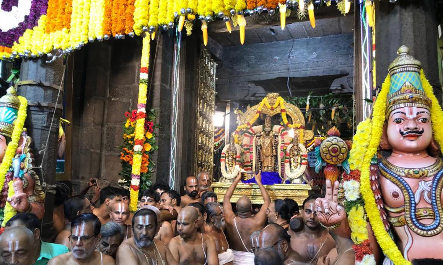 வைகுண்ட ஏகாதசியையொட்டி பெருமாள் கோவில்களில் நாளை சொர்க்கவாசல் திறப்பு ...