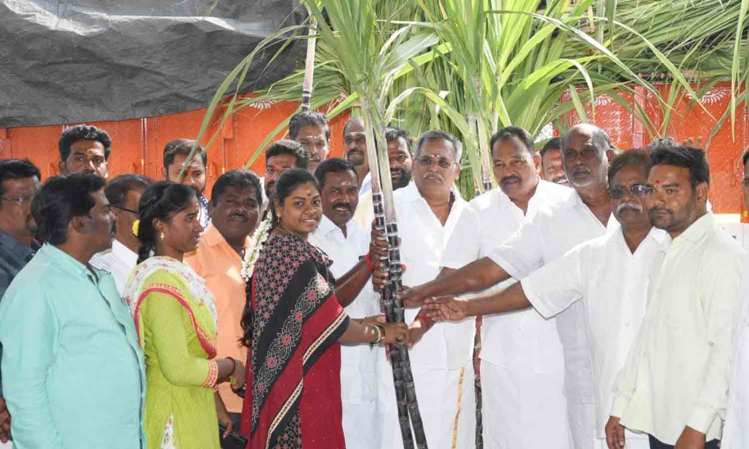 பொதுமக்களுக்கு கரும்பு வினியோகம்-சபாநாயகர் ஏம்பலம் செல்வம் வழங்கினார் ...