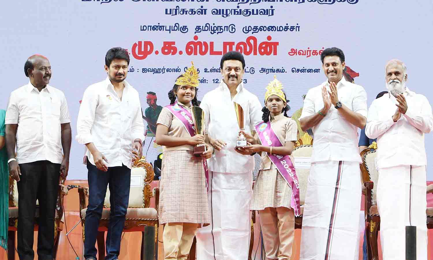 கலைத் திருவிழா: வெற்றி பெற்ற மாணவர்களுக்கு பரிசுகளை வழங்கினார் முதல்வர் ...