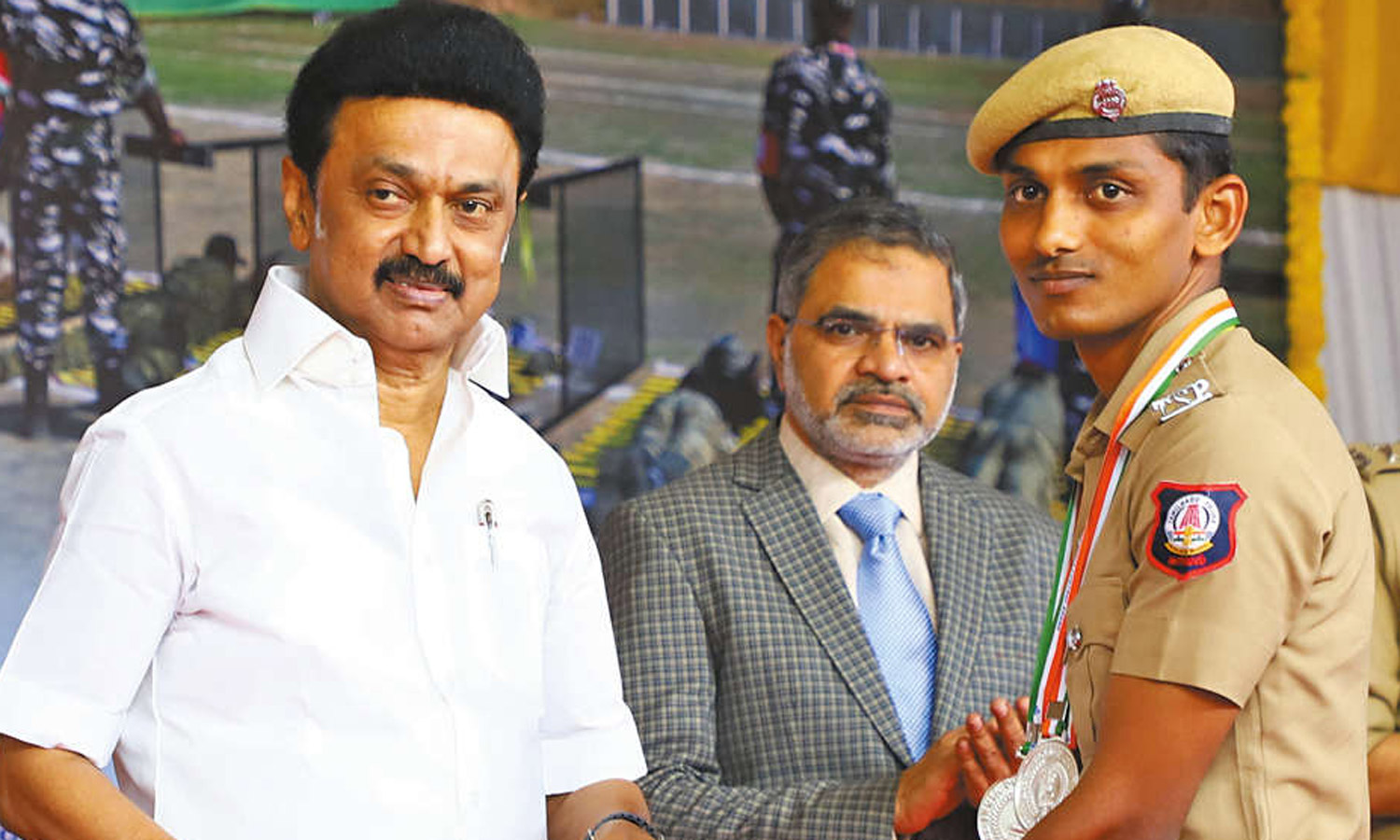 முதலமைச்சரிடம் விருது பெற்றது பெருமை அளிக்கிறது- துப்பாக்கிச் சுடும் ...