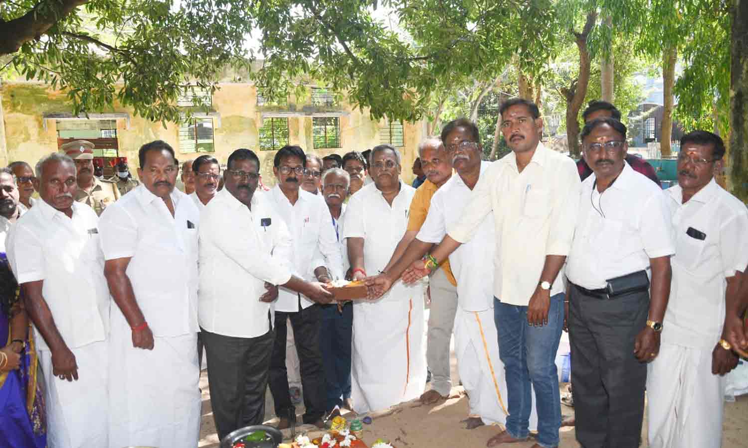 அரசு பள்ளிகளுக்கு சுகாதார வசதி-சபாநாயகர் ஏம்பலம் செல்வம் பணியை தொடங்கி ...