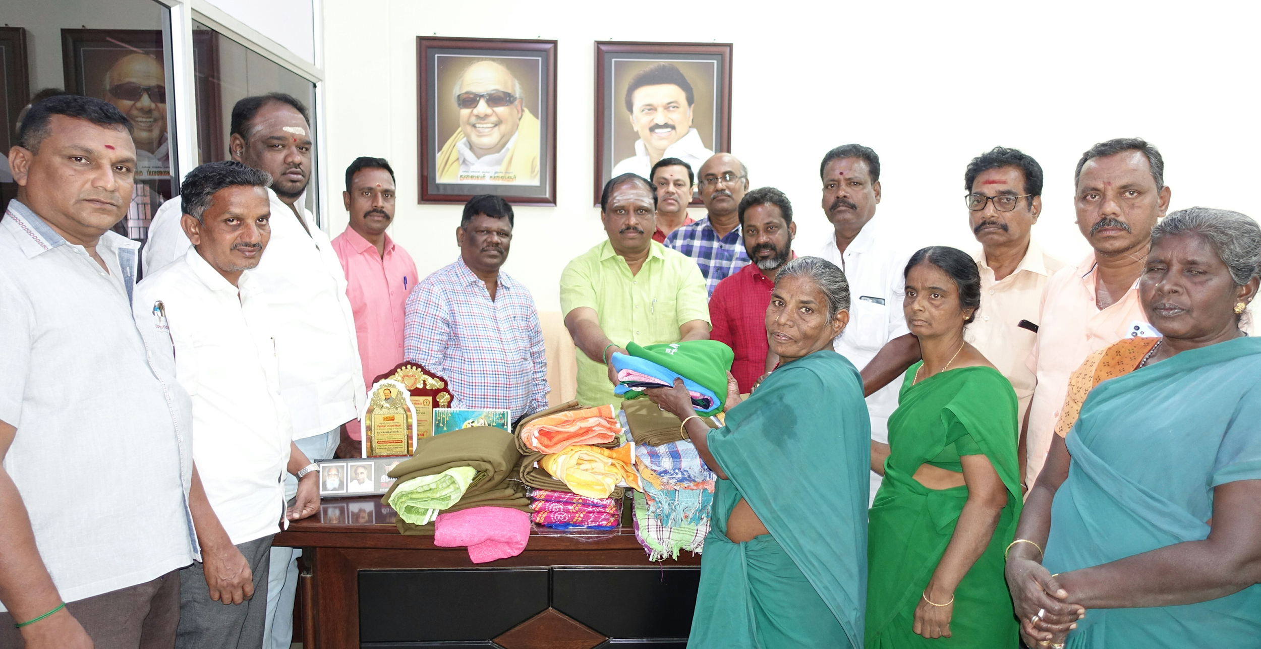 குடியாத்தம் நகராட்சியில் தூய்மை பணியாளர்களுக்கு சீருடைகள் | Vellore ...