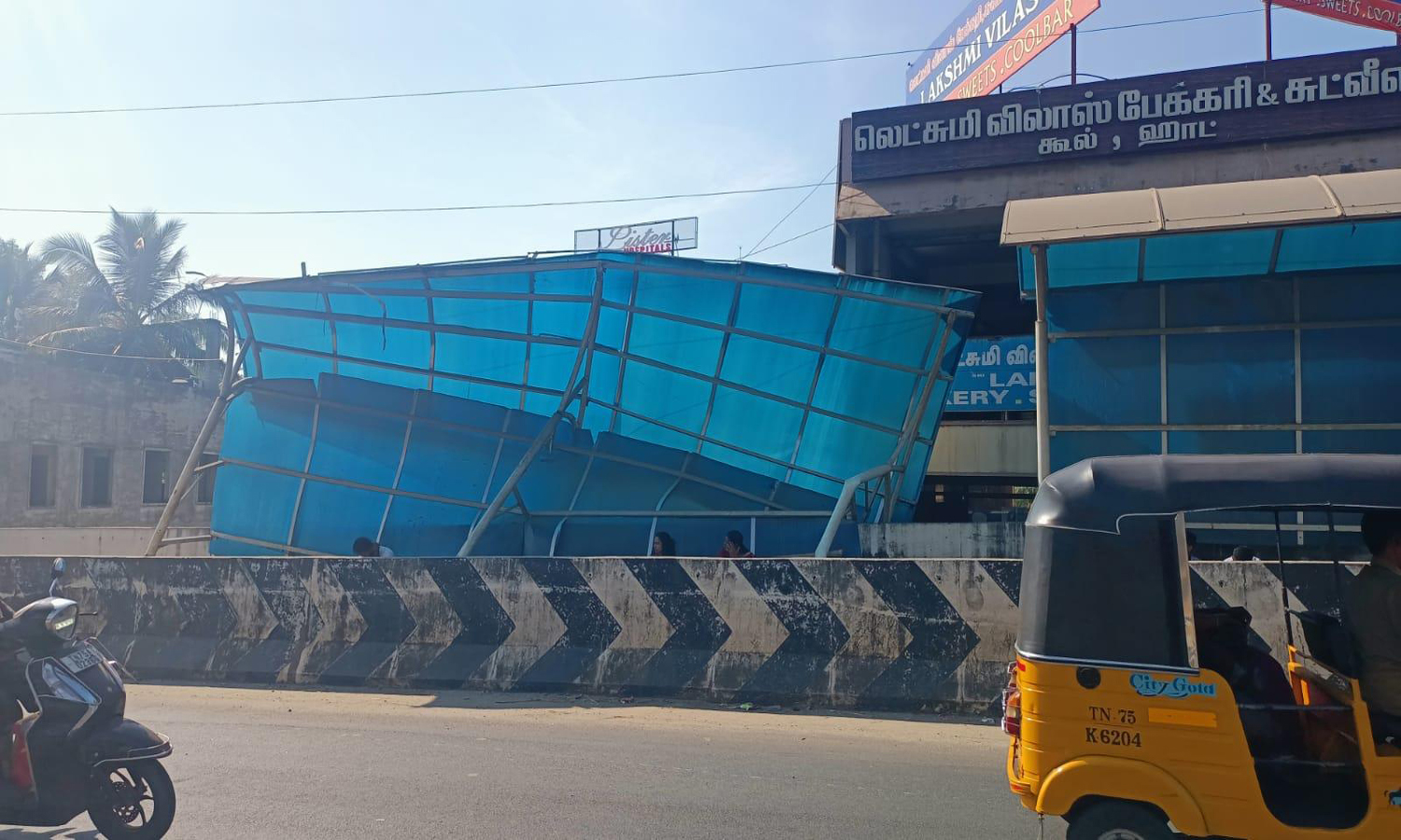 மார்த்தாண்டம் மேம்பாலத்தின் மேல் பகுதியில் நின்ற நிழற்குடை சரிந்தது ...