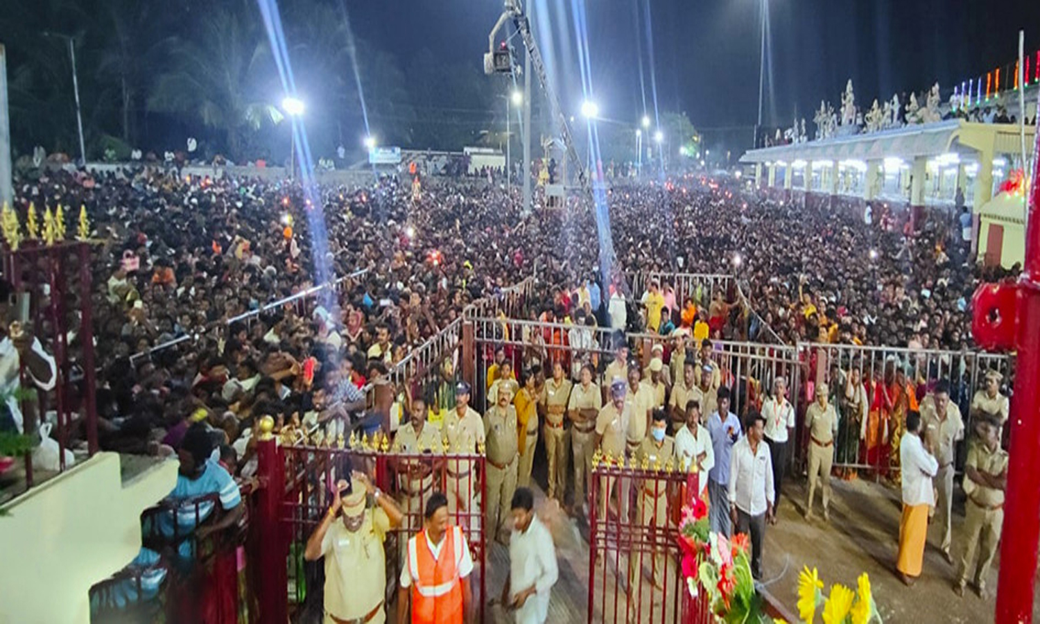 மேல்மலையனூர் அங்காளபரமேஸ்வரி அம்மன் கோவிலில் தை மாத அமாவாசை ஊஞ்சல் ...