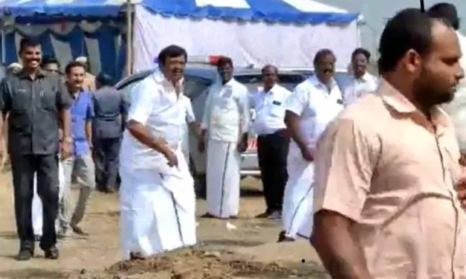 சேர் எடுத்து வருவதற்கு தாமதம்... கோபத்தில் தொண்டர்கள் மீது கல்லை ...