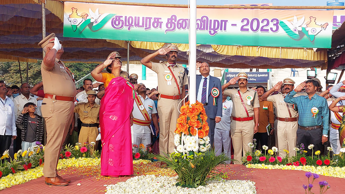 தருமபுரி கலெக்டர் சாந்தி தேசிய கொடி ஏற்றினார் | Dharmapuri Collector ...