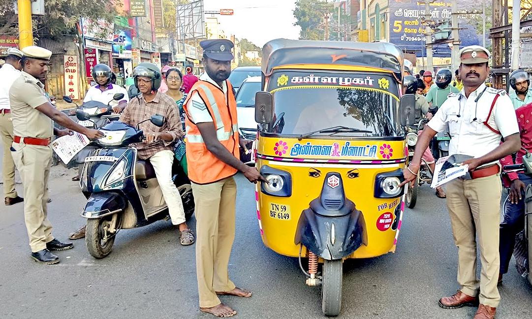 போக்குவரத்து போலீசாரின் வித்தியாச விழிப்புணர்வு பிரசாரம் | MADURAI NEWS ...