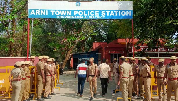 ஆரணியில் போலீசுக்கு எதிராக கோஷமிட்ட விடுதலை சிறுத்தையினர் 10 பேர் கைது ...