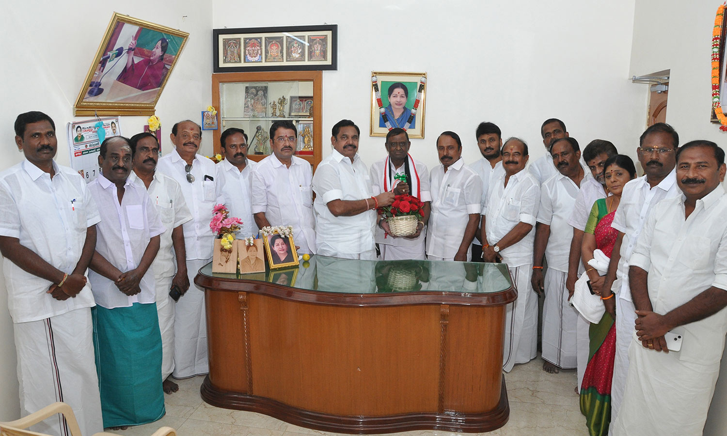 சேலத்தில் முன்னாள் அமைச்சர்களுடன் எடப்பாடி பழனிசாமி தீவிர ஆலோசனை ...