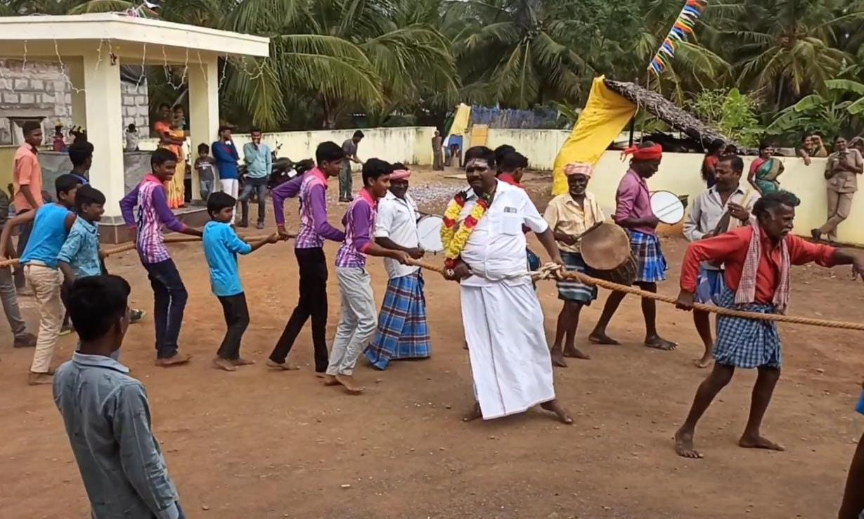 எருது விடும் விழாவுக்கு தடை: ஊர் தலைவரை கட்டி இழுத்து விழா கொண்டாடிய ...