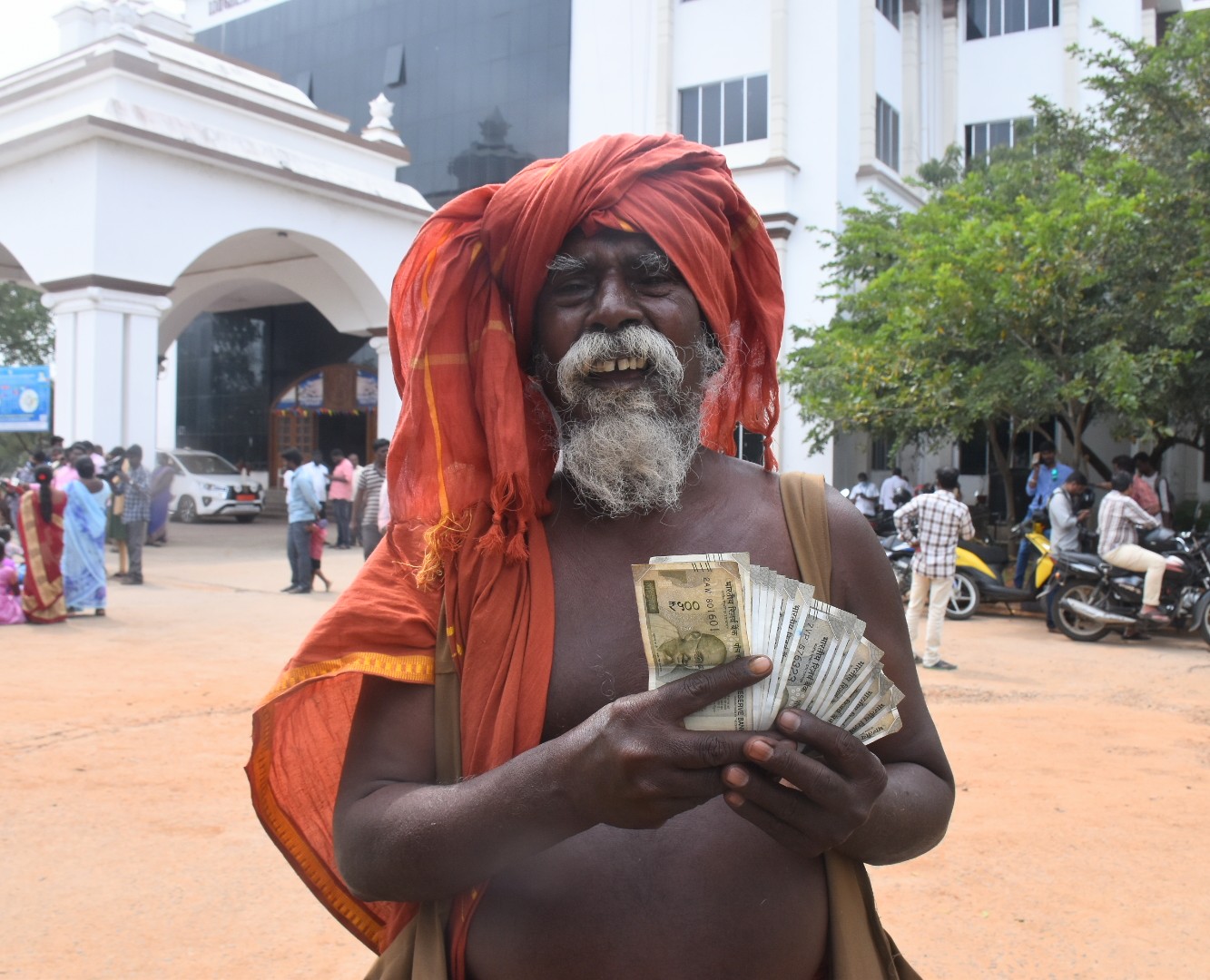 பிச்சை எடுத்த பணத்தை கலெக்டரிடம் வழங்கிய முதியவர் | Trichy News : The ...