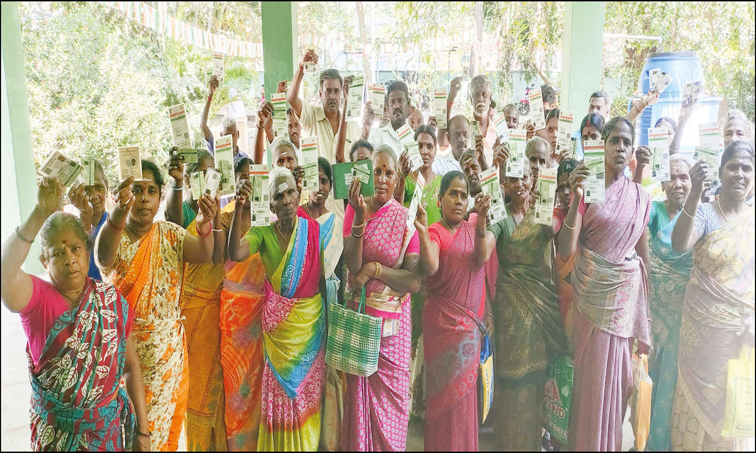ரேஷன் கார்டு, வாக்காளர் அடையாள அட்டையை ஒப்படைக்க திரண்ட கிராம மக்கள் ...