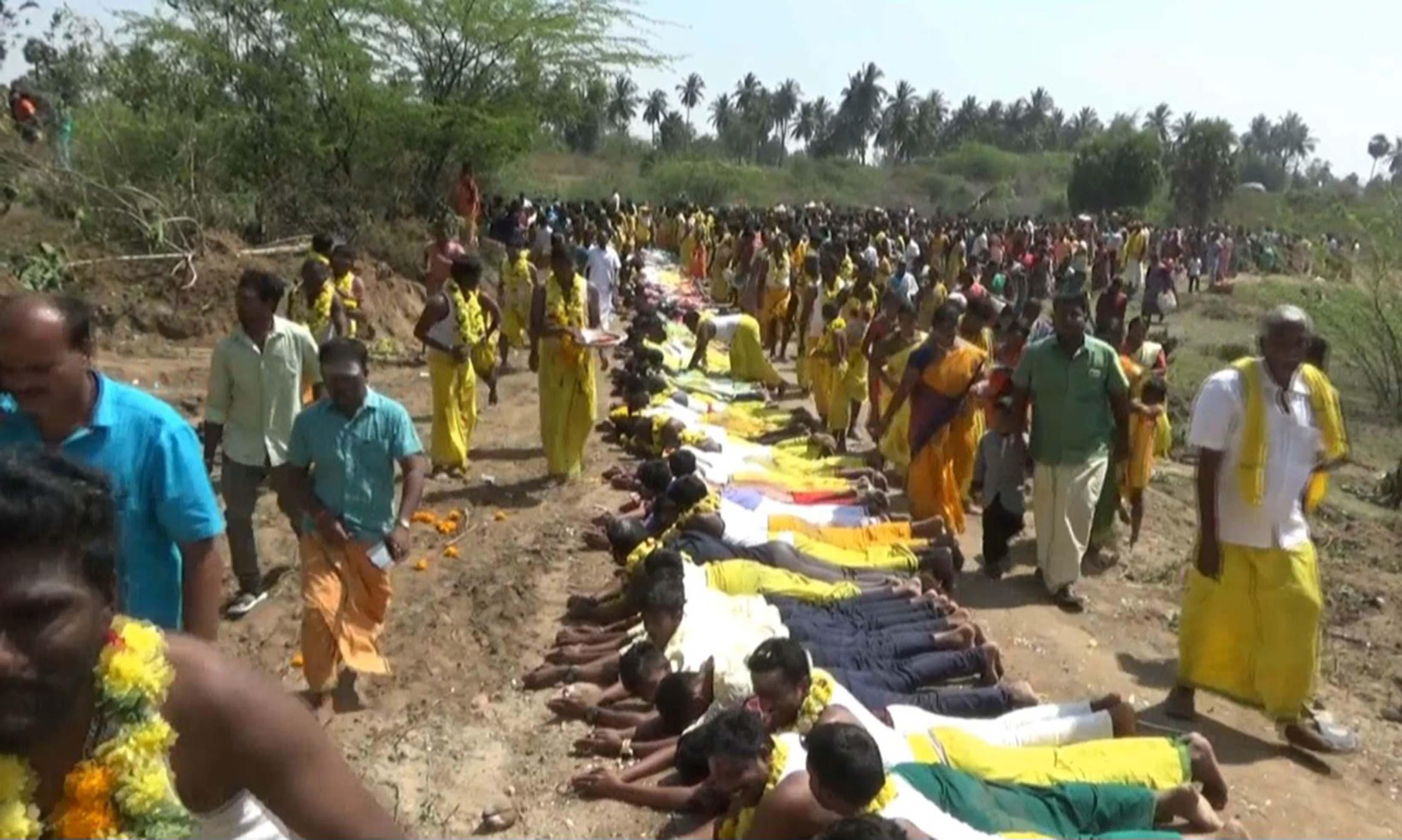 கோவில் திருவிழாவில் கரகம் வரும் போது தரையில் படுத்து பக்தர்கள் நூதன ...