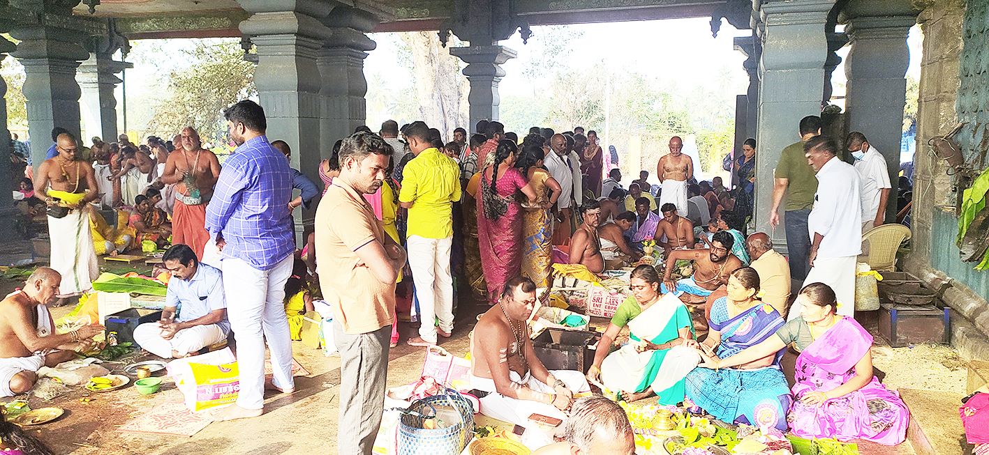 பவானி கூடுதுறை-கொடுமுடியில் புனித நீராடிய பக்தர்கள் | Devotees take ...