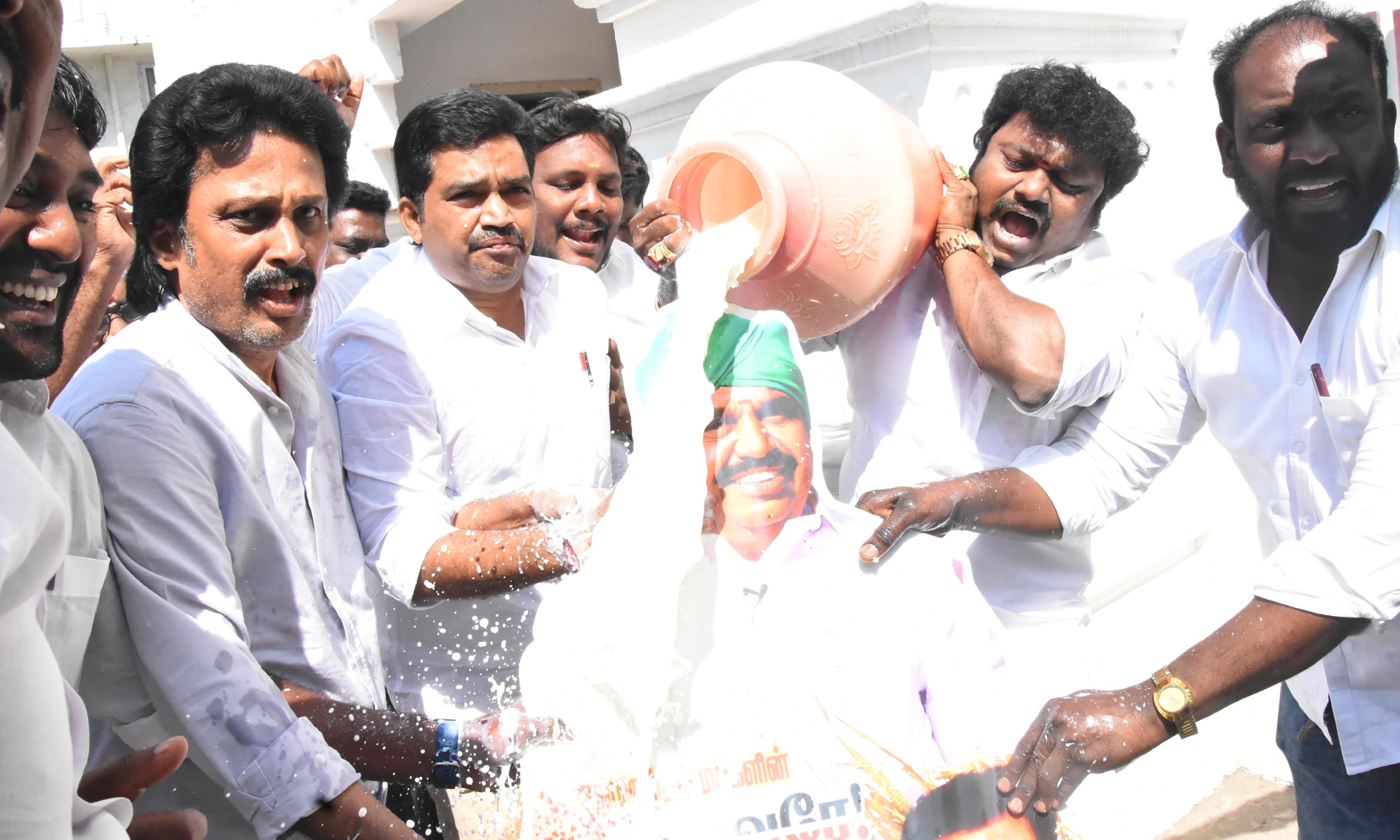 எடப்பாடி பழனிசாமி படத்துக்கு பாலாபிஷேகம்- அ.தி.மு.க. கட்சி அலுவலகத்தில் ...