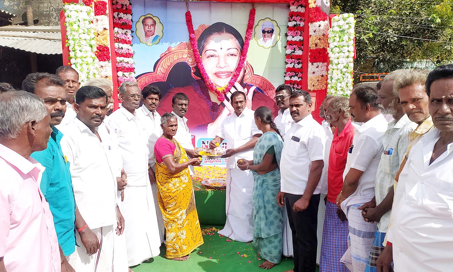 தூத்துக்குடி கோரம்பள்ளத்தில் ஜெயலலிதா படத்திற்கு அ.தி.மு.க.வினர் மாலை ...