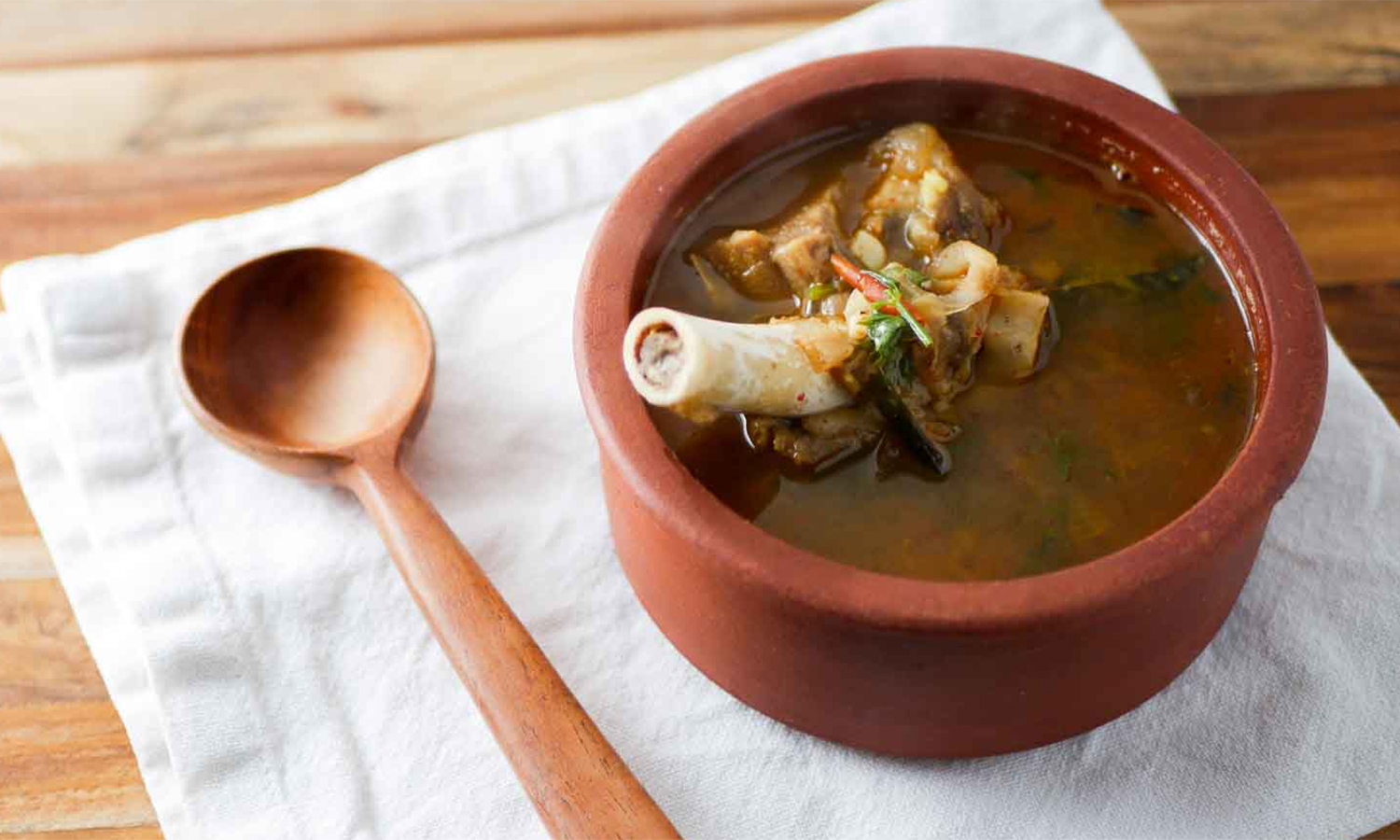 உடலுக்கு வலிமை தரும் காரசாரமான நல்லி எலும்பு ரசம் | Mutton Elumbu Rasam ...