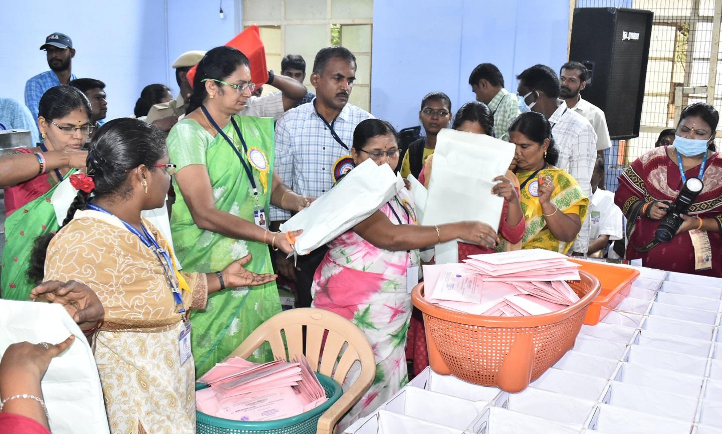 12-வது சுற்று வாக்கு எண்ணிக்கை நிறைவு: 75 பேர் டெபாசிட் இழப்பு | Tamil ...