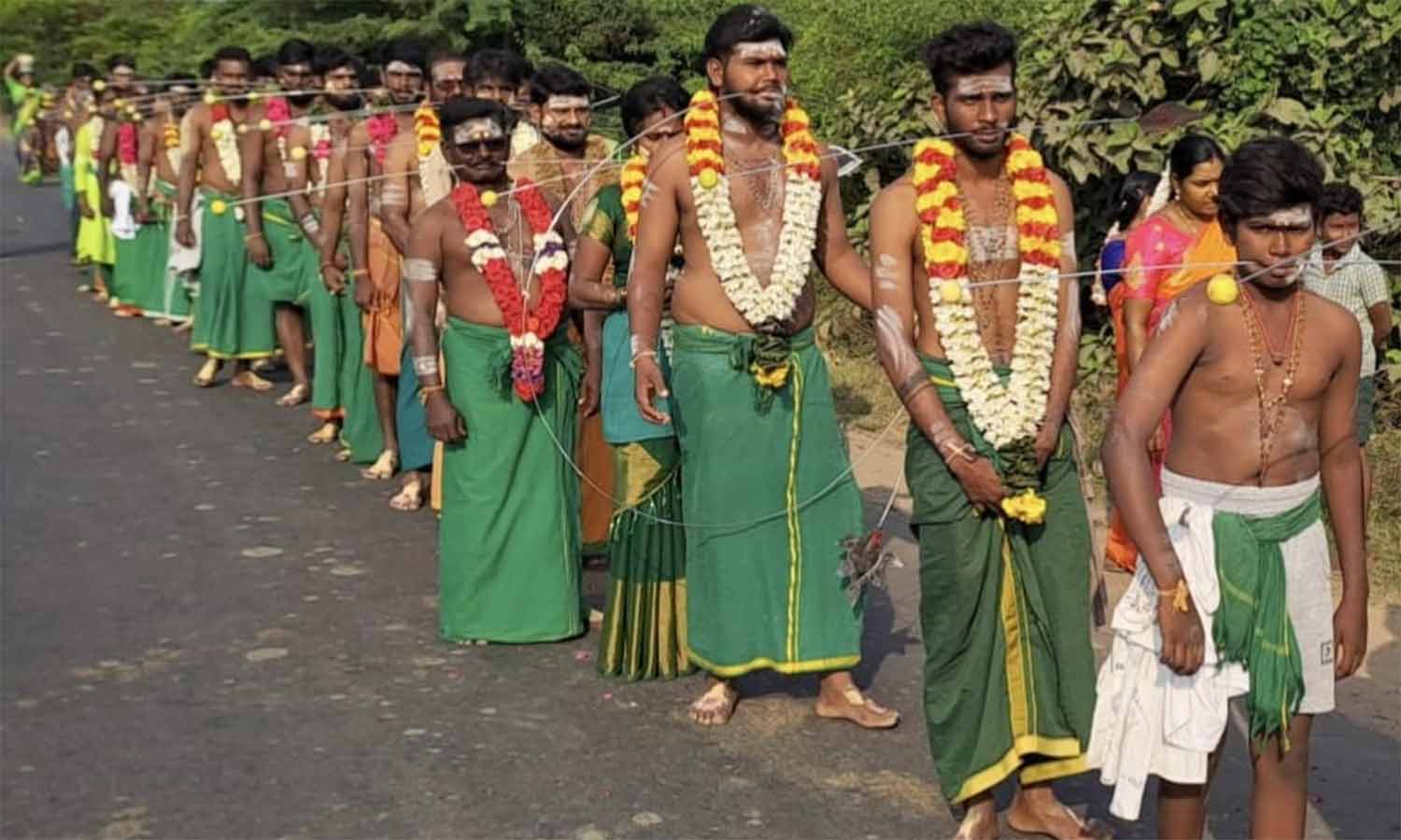 சிறுவாபுரி முருகன் கோவிலுக்கு காவடி எடுத்து வந்து நேர்த்திக்கடன் ...