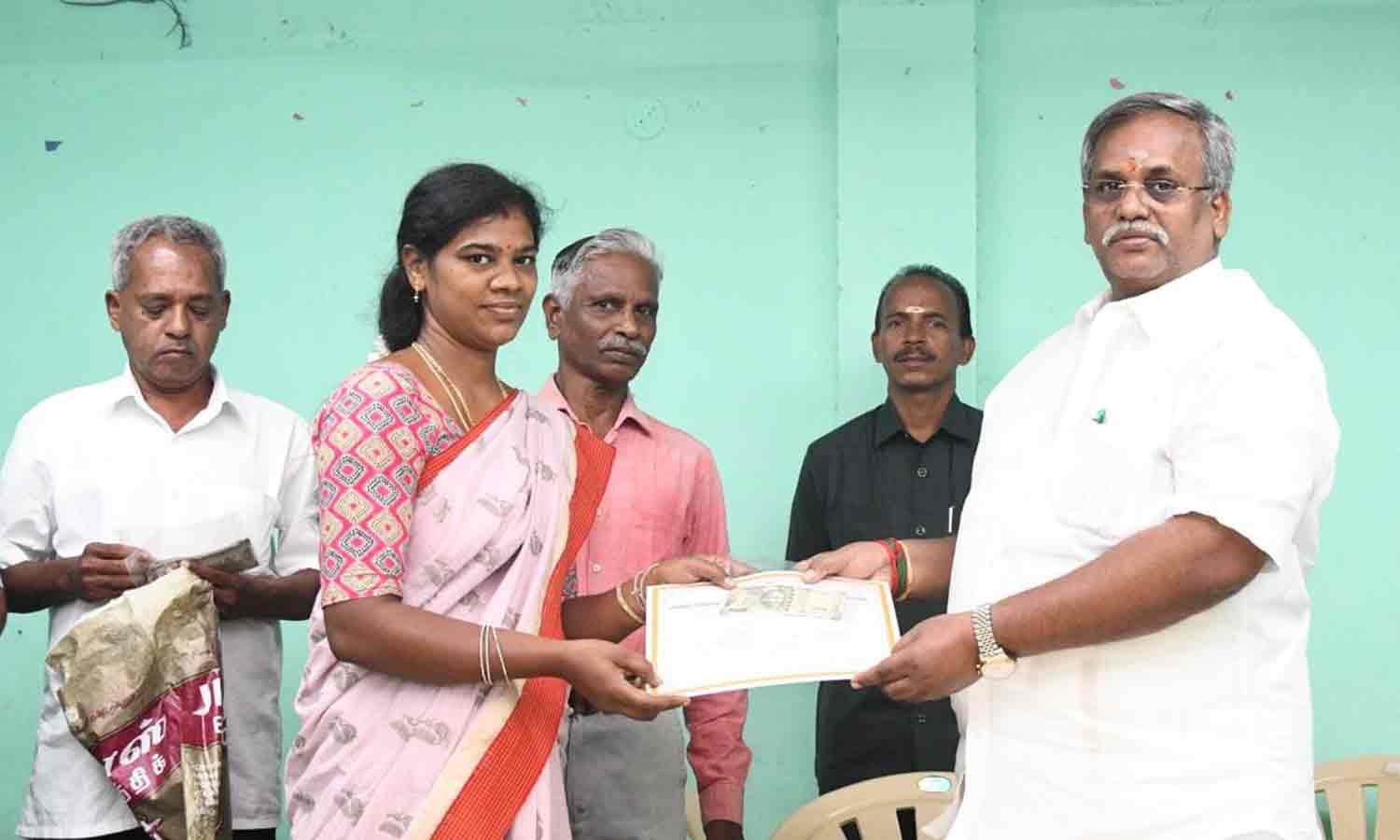 விளையாட்டு போட்டி பரிசளிப்பு விழா-சபாநாயகர் ஏம்பலம் செல்வம் வழங்கினார் ...