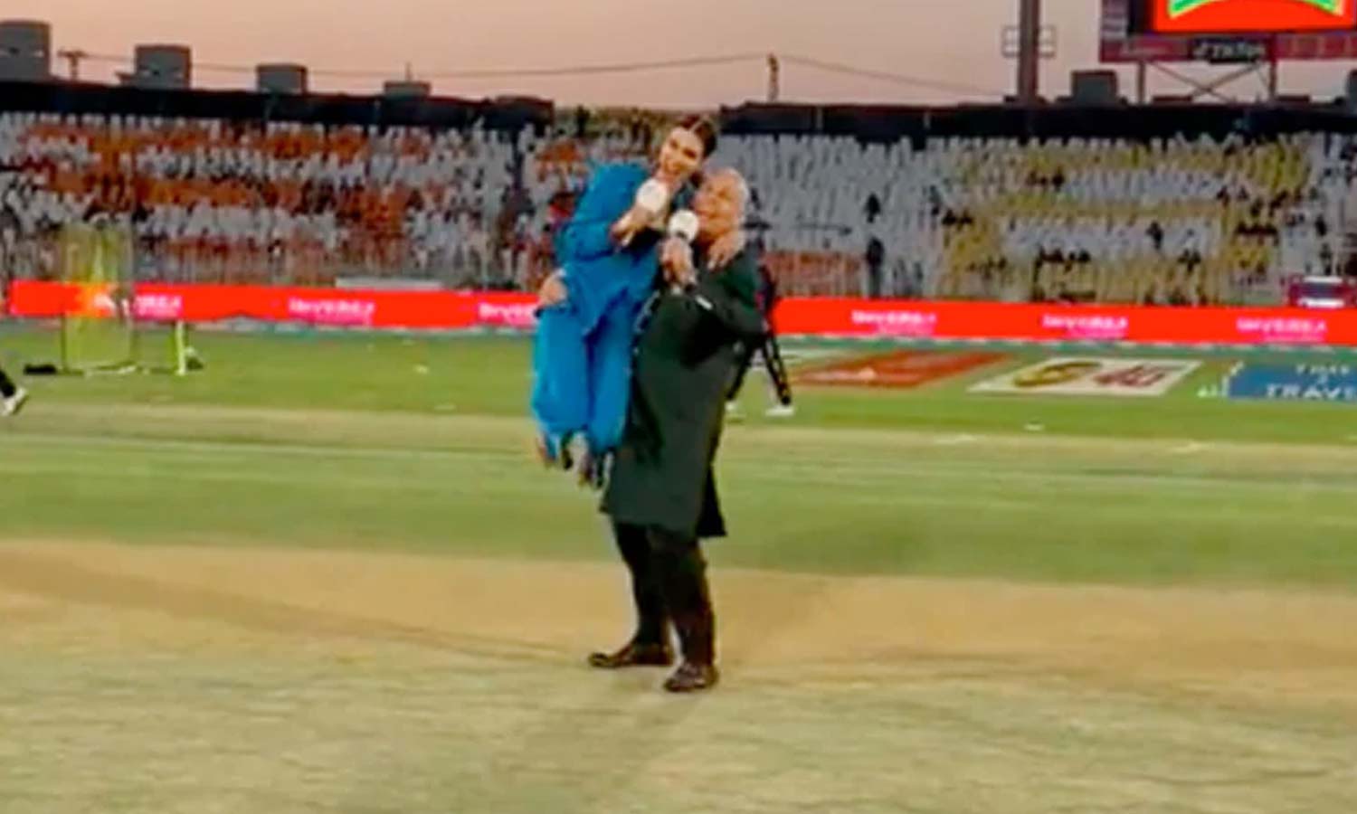 பாகிஸ்தான் பிரீமியர் லீக்: தொகுப்பாளரை தூக்கிய டேனி மோரிசன்- வைரலாகும் ...