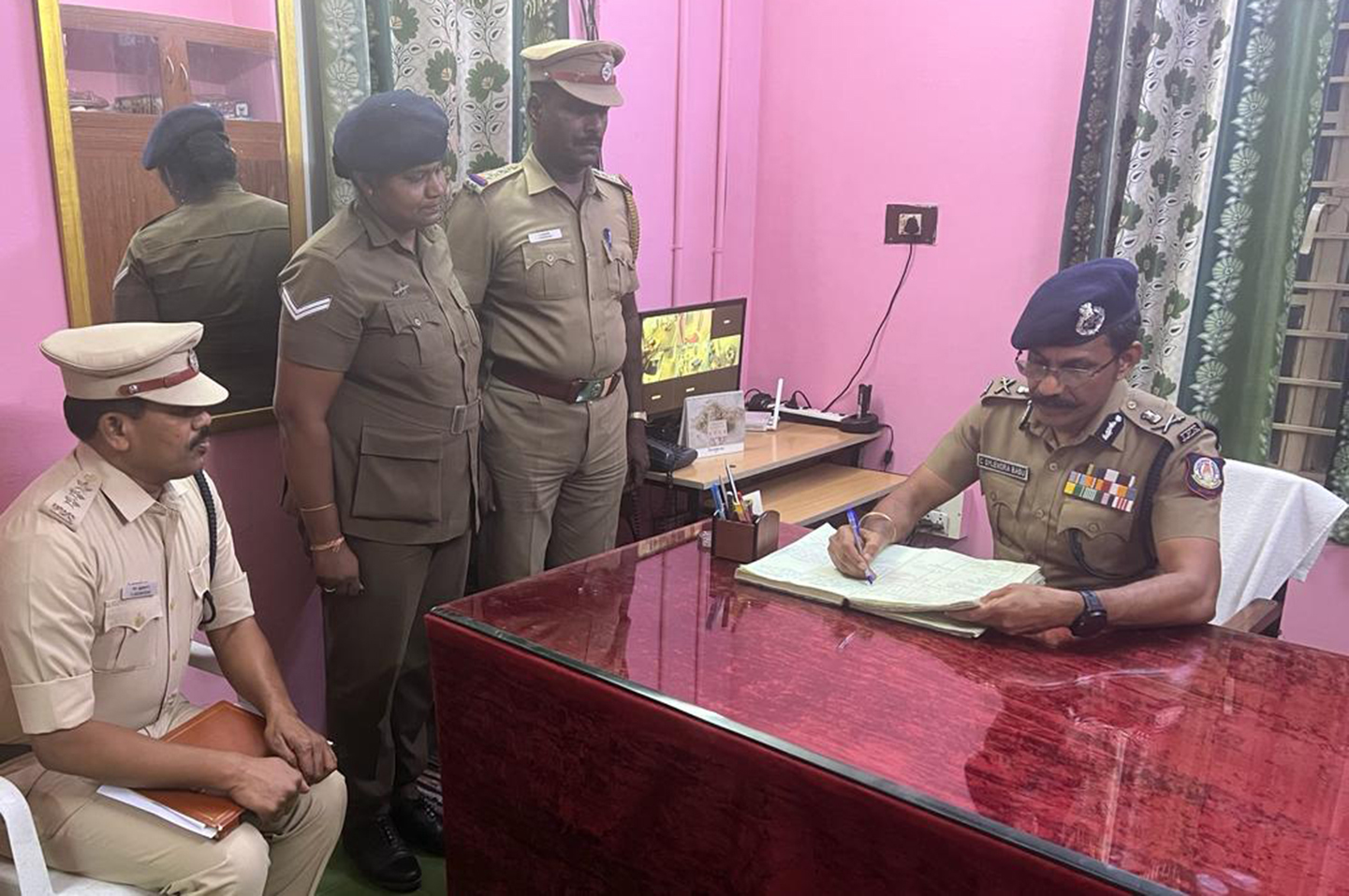 டி.ஜி.பி. சைலேந்திரபாபு திடீர் ஆய்வு | Erode News DGP Shailendrababu ...